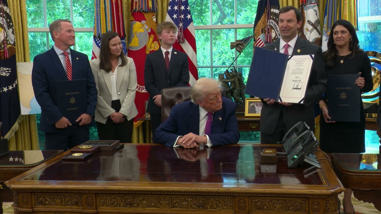 President Trump Signs Executive Orders in the Oval Office, Feb. 11 ...