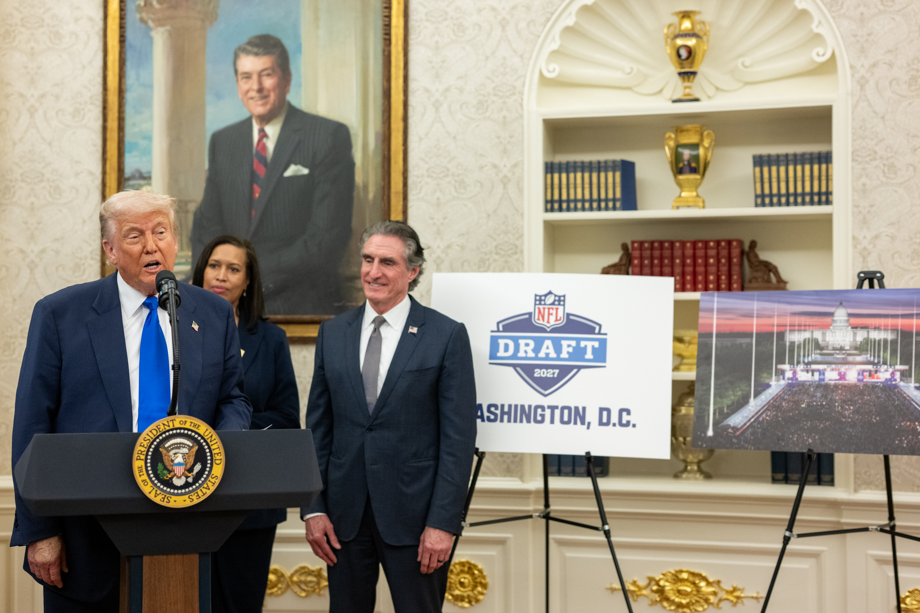 President Trump announces Washington, D.C. will host the 2027 NFL Draft ...