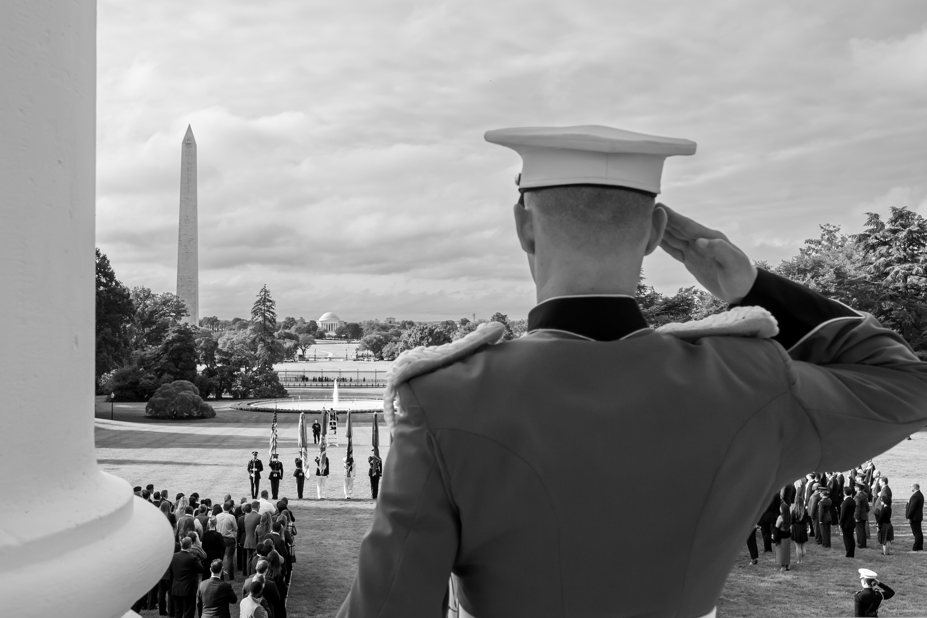 White House staff gather for a moment of silence on the South Lawn ...