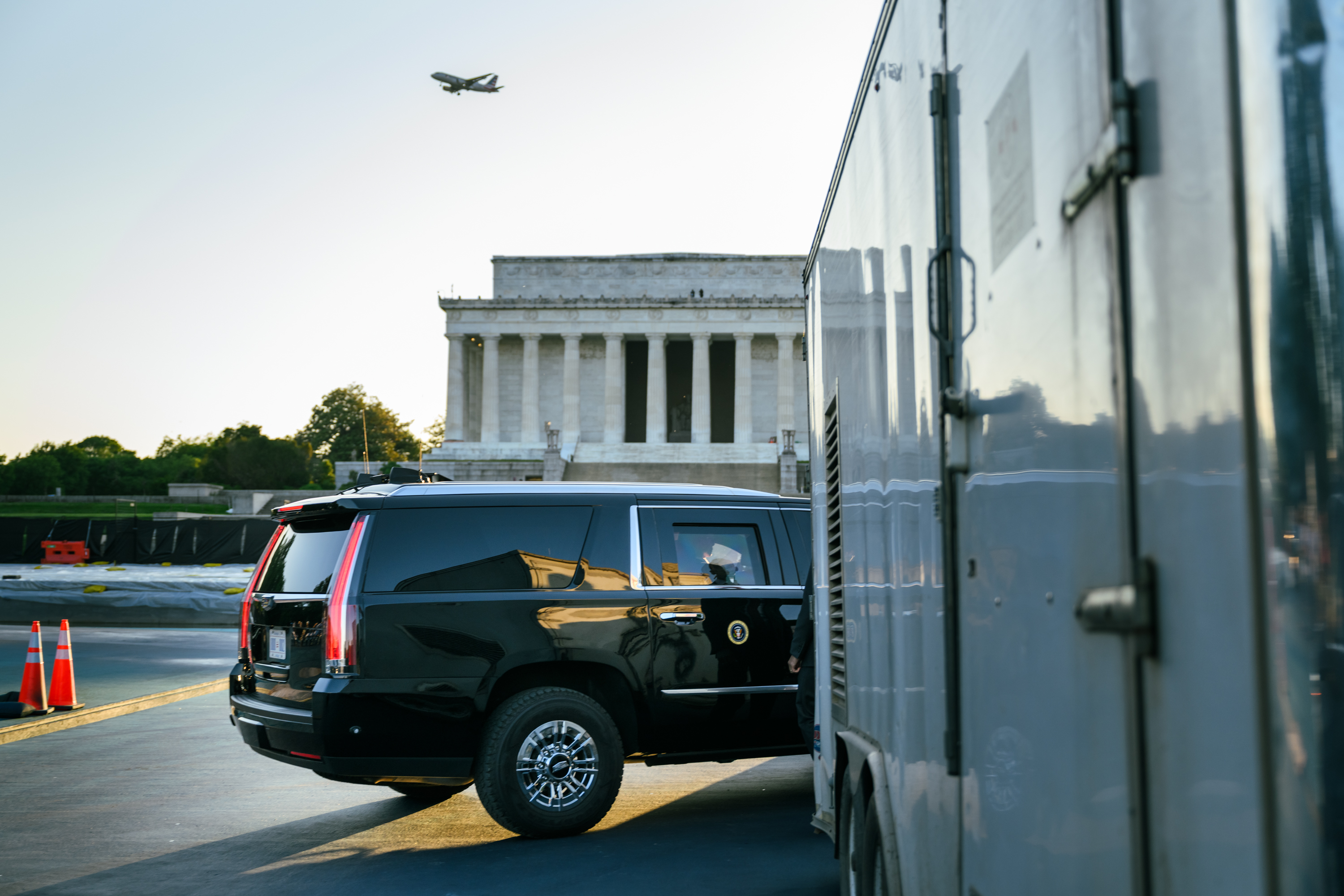President Donald J. Trump visits the Lincoln Memorial Reflecting Pool ...
