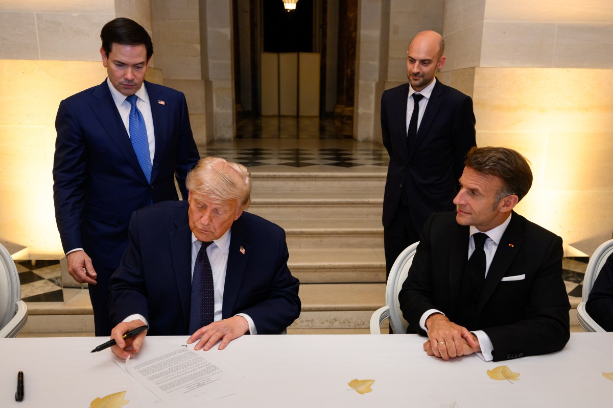 President Donald J. Trump signs a Memorandum of Understanding between ...