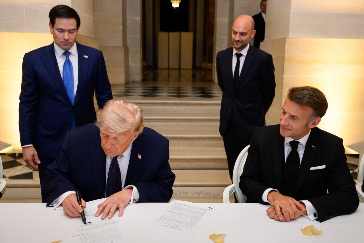 President Donald J. Trump signs a Memorandum of Understanding between ...